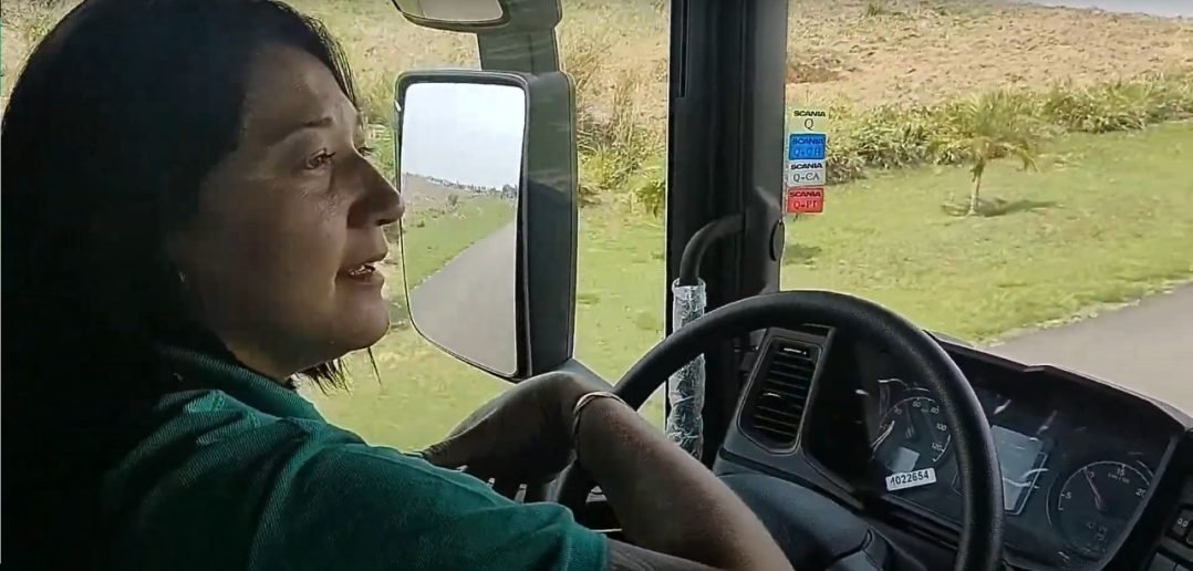 Aline Portugal, master driver da Scania, mostra como dirigir o novo ...